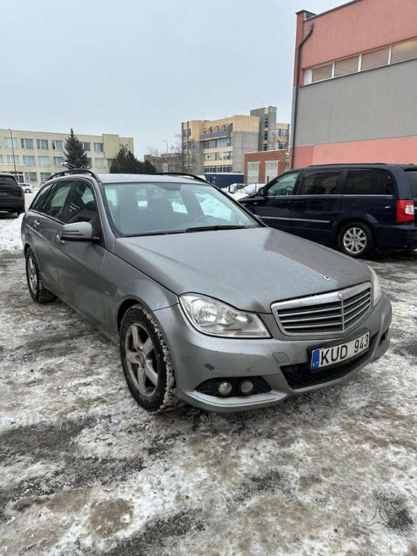 Grey Mercedes-Benz c-220 2012 in Kaunas, with an engine capacity of 2.14 L and mileage of 335 thousand km for 4900 €, photo 4 on AUTOMOTO.COM.LV