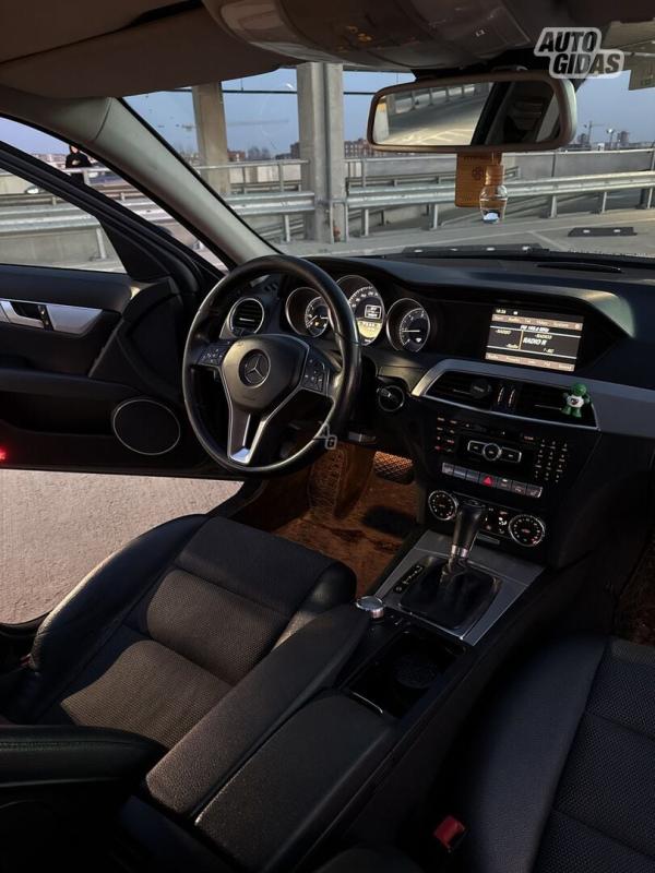 Pelēks Mercedes-Benz c-220 2012 Viļņa, ar dzinēja tilpumu 2.10 L un nobraukumu 290 tūkst. km par 6950 €, foto 2 vietnē AUTOMOTO.COM.LV