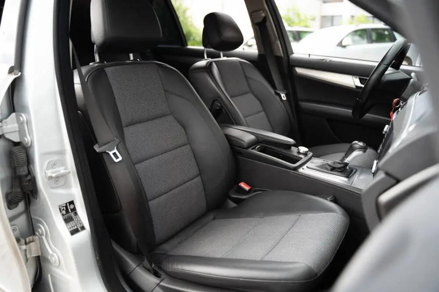 Pelēks Mercedes-Benz c-220 2012 Liepāja, ar dzinēja tilpumu 2.10 L un nobraukumu 263 tūkst. km par 7290 €, foto 17 vietnē AUTOMOTO.COM.LV