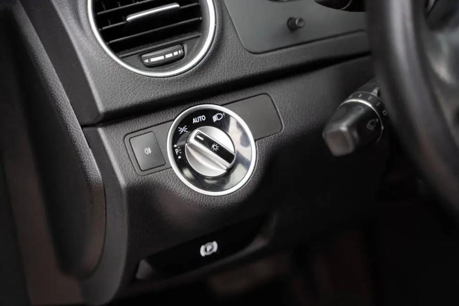 Pelēks Mercedes-Benz c-220 2012 Liepāja, ar dzinēja tilpumu 2.10 L un nobraukumu 263 tūkst. km par 7290 €, foto 26 vietnē AUTOMOTO.COM.LV