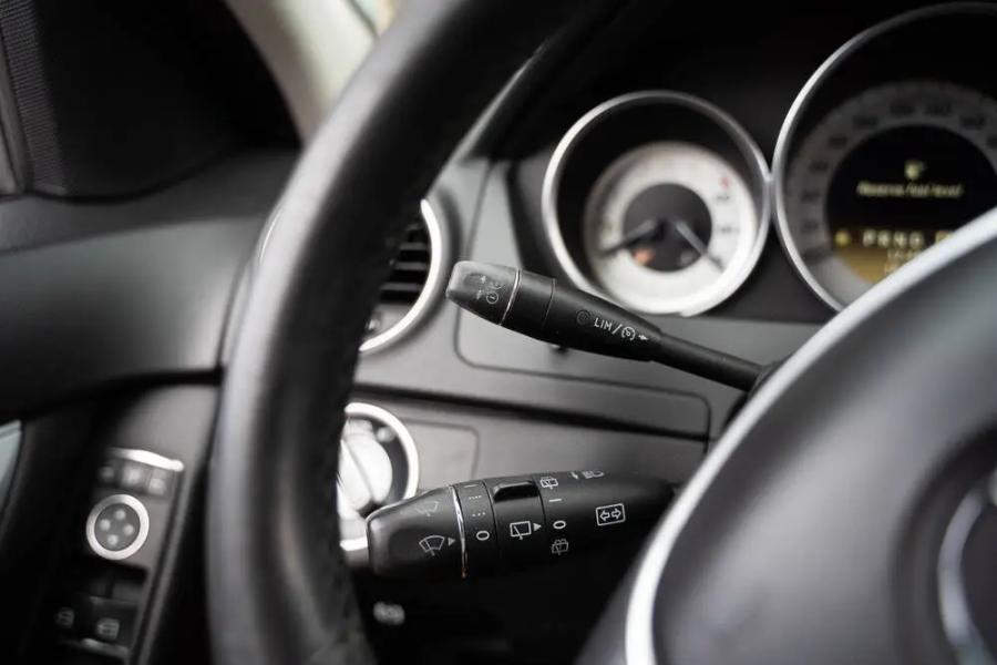 Pelēks Mercedes-Benz c-220 2012 Liepāja, ar dzinēja tilpumu 2.10 L un nobraukumu 263 tūkst. km par 7290 €, foto 29 vietnē AUTOMOTO.COM.LV