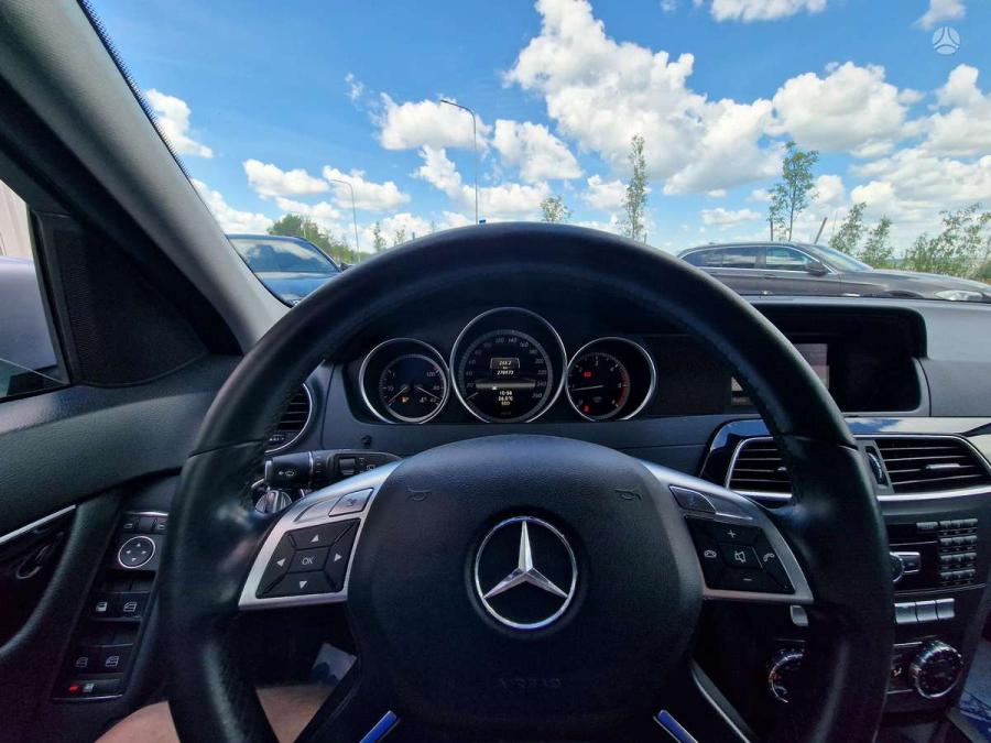 Pelēks Mercedes-Benz c-220 2012 Viļņa, ar dzinēja tilpumu 2.14 L un nobraukumu 257 tūkst. km par 4999 €, foto 7 vietnē AUTOMOTO.COM.LV