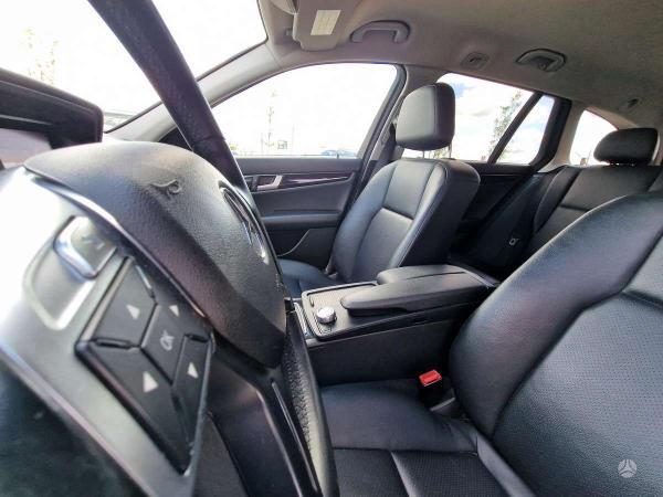 Grey Mercedes-Benz c-220 2012 in Vilnius, with an engine capacity of 2.14 L and mileage of 257 thousand km for 4999 €, photo 9 on AUTOMOTO.COM.LV