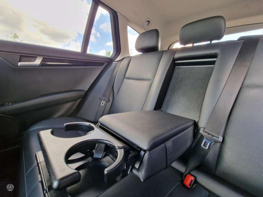 Pelēks Mercedes-Benz c-220 2012 Viļņa, ar dzinēja tilpumu 2.14 L un nobraukumu 257 tūkst. km par 4999 €, foto 19 vietnē AUTOMOTO.COM.LV