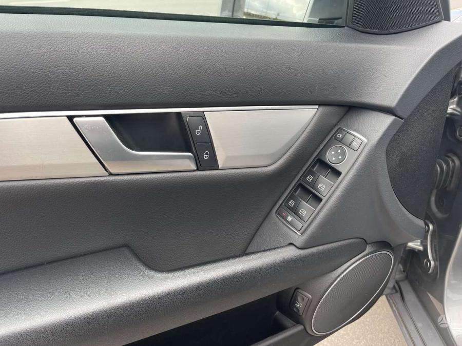 Pelēks Mercedes-Benz c-220 2013 Kauņa, ar dzinēja tilpumu 2.20 L un nobraukumu 278 tūkst. km par 5950 €, foto 18 vietnē AUTOMOTO.COM.LV