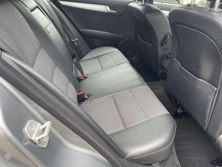 Pelēks Mercedes-Benz c-220 2013 Kauņa, ar dzinēja tilpumu 2.20 L un nobraukumu 278 tūkst. km par 5950 €, foto 28 vietnē AUTOMOTO.COM.LV