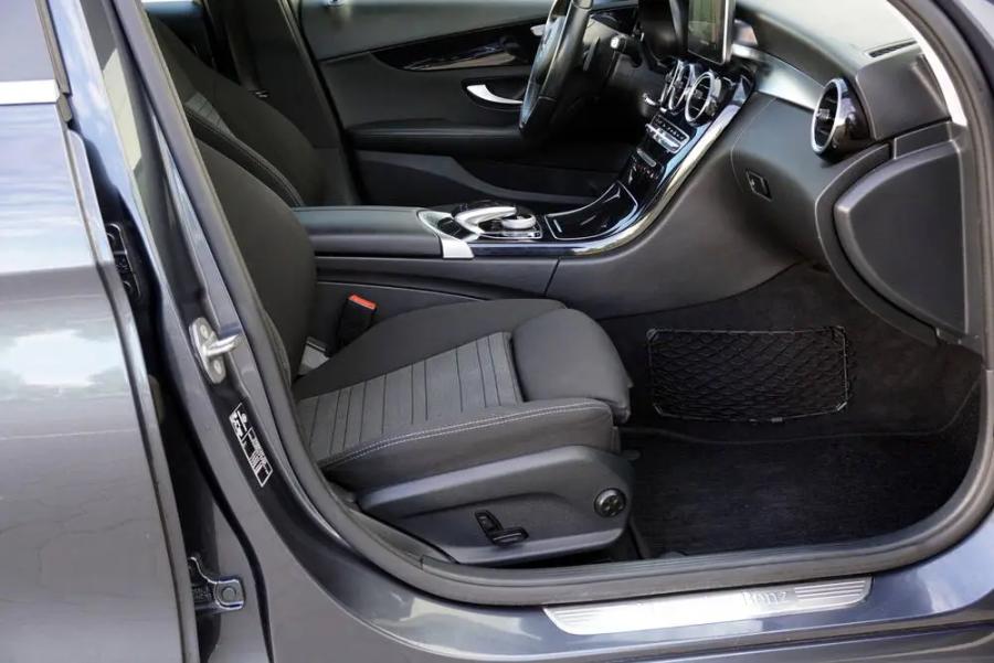 Pelēks Mercedes-Benz c-220 2016 Rīga, ar dzinēja tilpumu 2.20 L un nobraukumu 273 tūkst. km par 9900 €, foto 18 vietnē AUTOMOTO.COM.LV