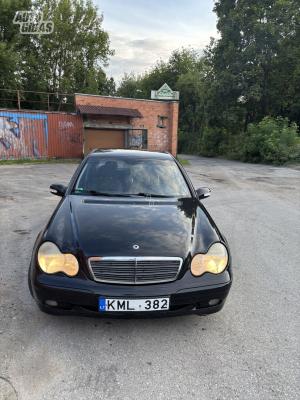 Mercedes-Benz c-220 2001 in Vilnius, with an engine capacity of 2.20 L and mileage of 299 thousand km for 799 €, photo 3 on AUTOMOTO.COM.LV