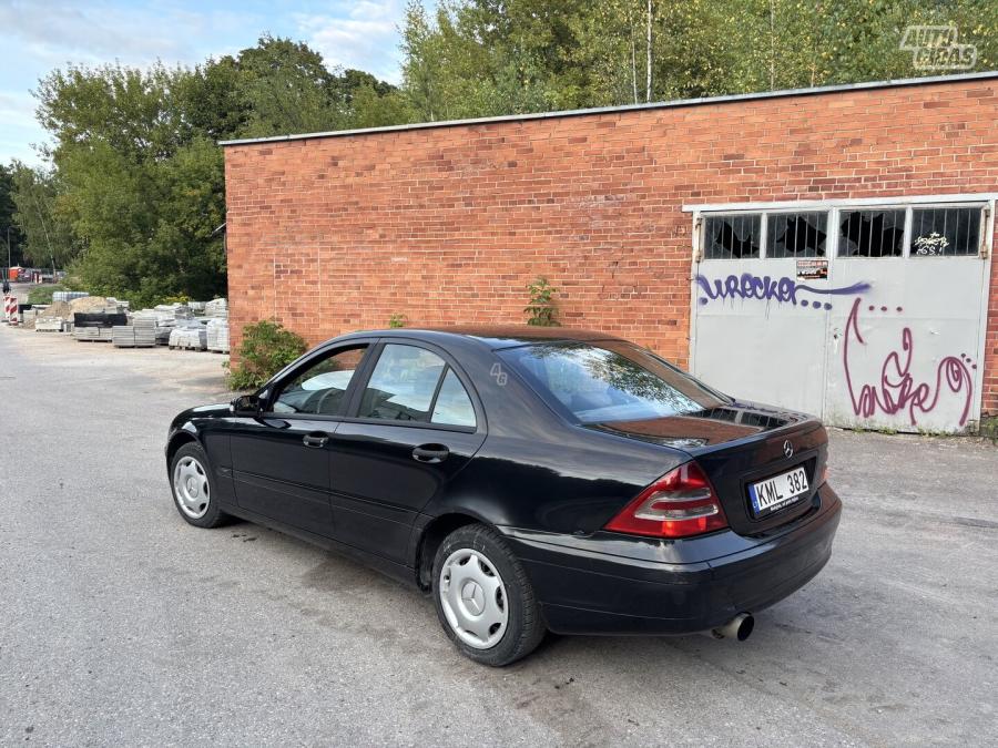 Mercedes-Benz c-220 2001 in Vilnius, with an engine capacity of 2.20 L and mileage of 299 thousand km for 799 €, photo 5 on AUTOMOTO.COM.LV