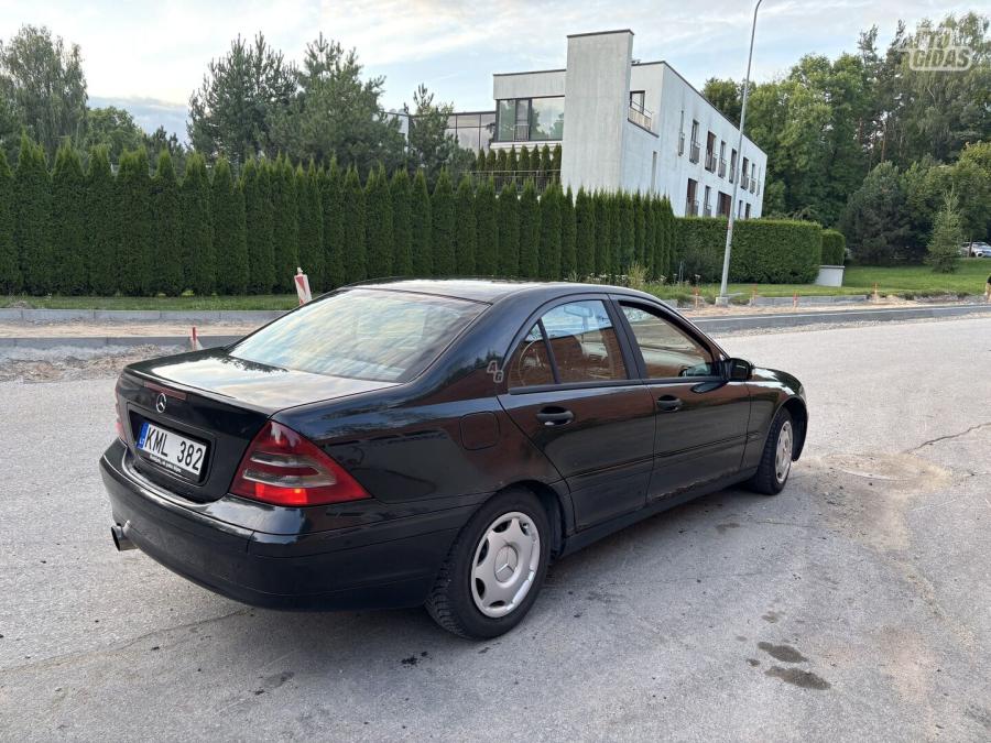 Mercedes-Benz c-220 2001 in Vilnius, with an engine capacity of 2.20 L and mileage of 299 thousand km for 799 €, photo 7 on AUTOMOTO.COM.LV