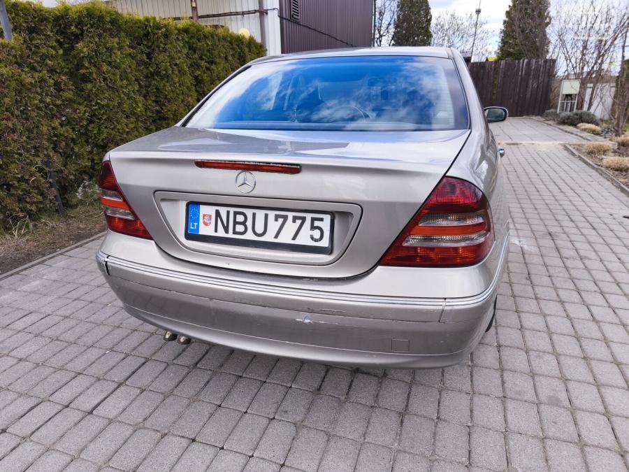 Mercedes-Benz c-220 2004 in Kaunas, with an engine capacity of 2.20 L and mileage of 327 thousand km for 1700 €, photo 4 on AUTOMOTO.COM.LV