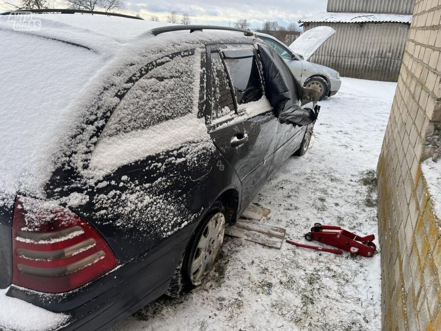 Мерседес Ц 220 2005 в Укмерге, объемом двигателя 2.20 л и пробегом 4 тыс. км за 800 €, фото 4 на AUTOMOTO.COM.LV