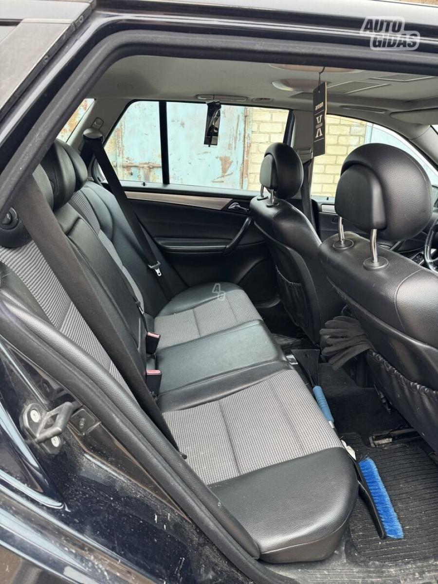 Mercedes-Benz c-220 2005 in Vilnius, with an engine capacity of 2.20 L and mileage of 385 thousand km for 1100 €, photo 8 on AUTOMOTO.COM.LV