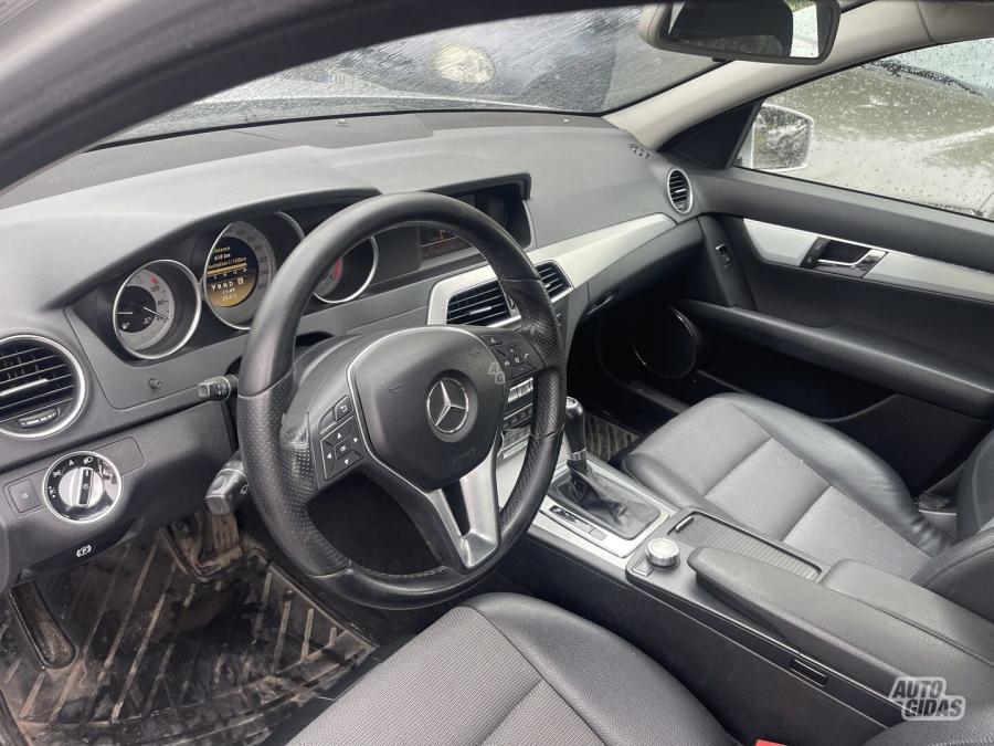 Mercedes-Benz c-220 2012 in Vilnius, with an engine capacity of 2.20 L and mileage of 300 thousand km for 2500 €, photo 15 on AUTOMOTO.COM.LV