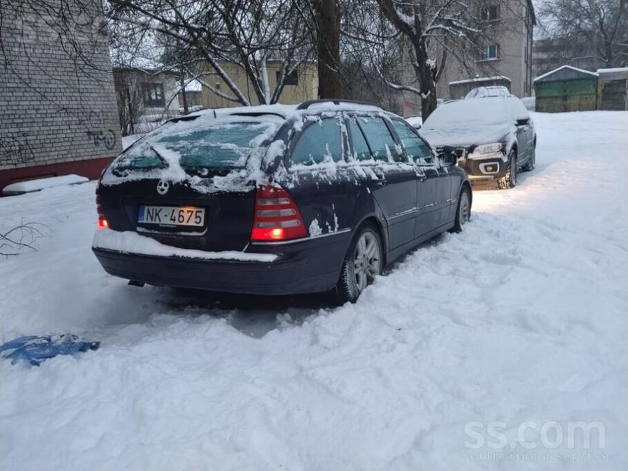 Violet Mercedes-Benz c-220 2003 in Riga, with an engine capacity of 2.10 L and mileage of 300 thousand km for 700 €, photo 1 on AUTOMOTO.COM.LV