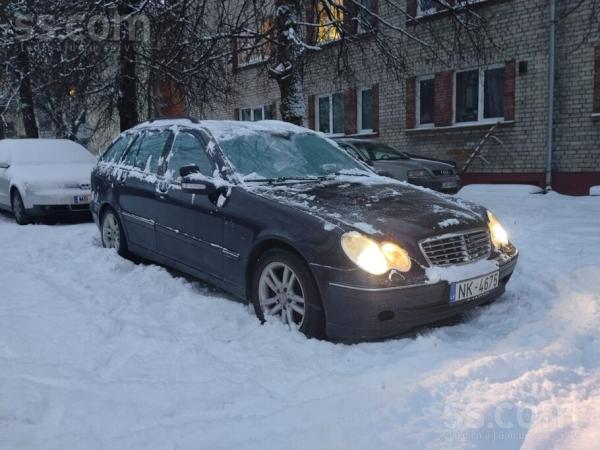 Violet Mercedes-Benz c-220 2003 in Riga, with an engine capacity of 2.10 L and mileage of 300 thousand km for 700 €, photo 2 on AUTOMOTO.COM.LV
