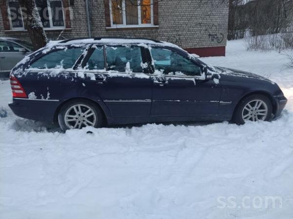 Violet Mercedes-Benz c-220 2003 in Riga, with an engine capacity of 2.10 L and mileage of 300 thousand km for 700 €, photo 3 on AUTOMOTO.COM.LV