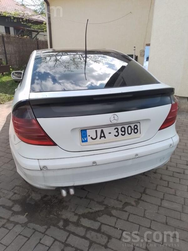 White Mercedes-Benz c-220 2001 in Riga, with an engine capacity of 2.20 L and mileage of 313 thousand km for 500 €, photo 4 on AUTOMOTO.COM.LV
