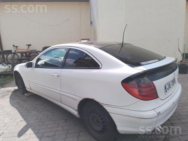 White Mercedes-Benz c-220 2001 in Riga, with an engine capacity of 2.20 L and mileage of 313 thousand km for 500 €, photo 5 on AUTOMOTO.COM.LV