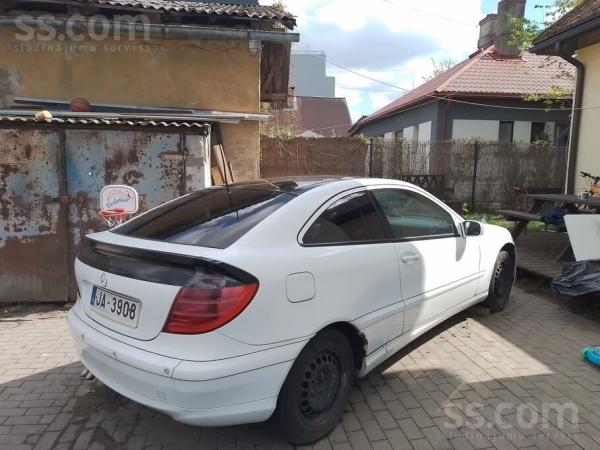 White Mercedes-Benz c-220 2001 in Riga, with an engine capacity of 2.20 L and mileage of 313 thousand km for 500 €, photo 6 on AUTOMOTO.COM.LV