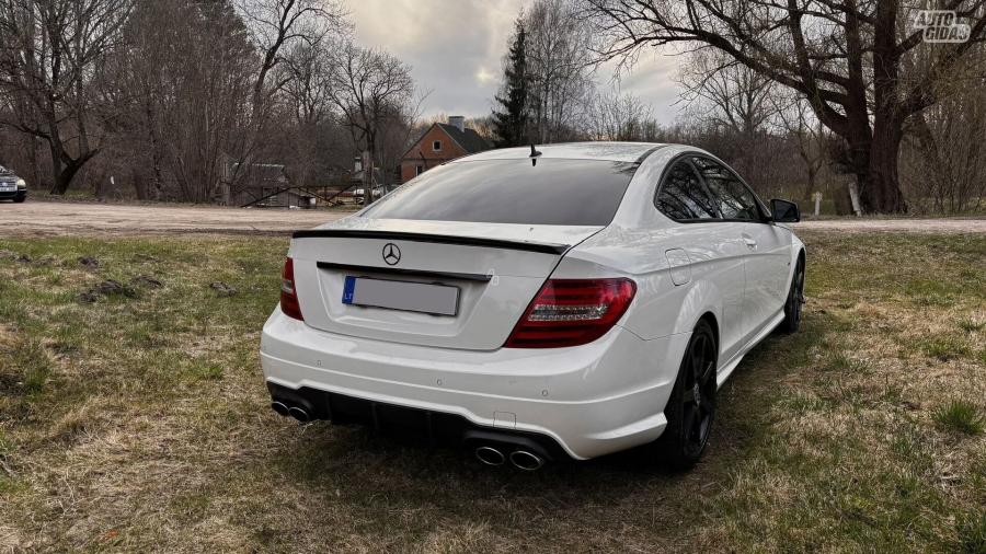 White Mercedes-Benz c-220 2011 in Vilnius, with an engine capacity of 2.10 L and mileage of 300 thousand km for 9200 €, photo 5 on AUTOMOTO.COM.LV
