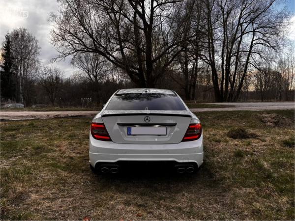 White Mercedes-Benz c-220 2011 in Vilnius, with an engine capacity of 2.10 L and mileage of 300 thousand km for 9200 €, photo 5 on AUTOMOTO.COM.LV
