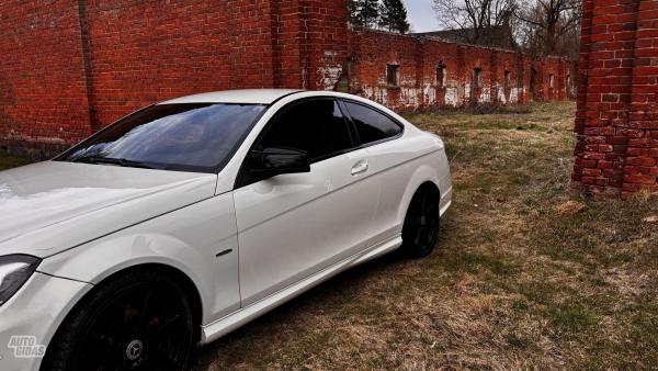 White Mercedes-Benz c-220 2011 in Vilnius, with an engine capacity of 2.10 L and mileage of 300 thousand km for 9200 €, photo 7 on AUTOMOTO.COM.LV