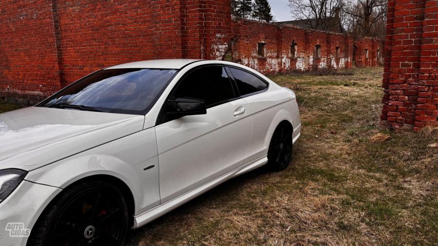 White Mercedes-Benz c-220 2011 in Vilnius, with an engine capacity of 2.10 L and mileage of 300 thousand km for 9200 €, photo 8 on AUTOMOTO.COM.LV
