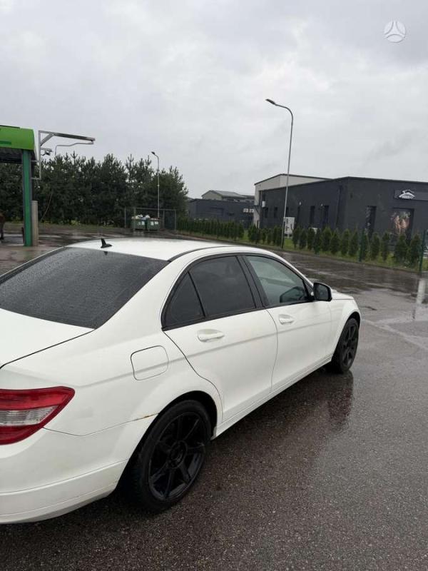 White Mercedes-Benz c-220 2007 in Kaunas, with an engine capacity of 2.15 L and mileage of 438 thousand km for 3200 €, photo 4 on AUTOMOTO.COM.LV