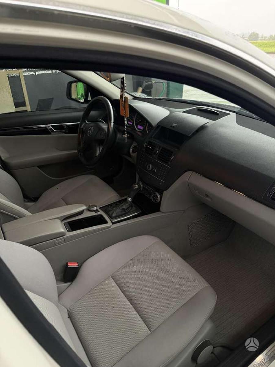 Белый Мерседес Ц 220 2007 в Каунас, объемом двигателя 2.15 л и пробегом 438 тыс. км за 3200 €, фото 7 на AUTOMOTO.COM.LV
