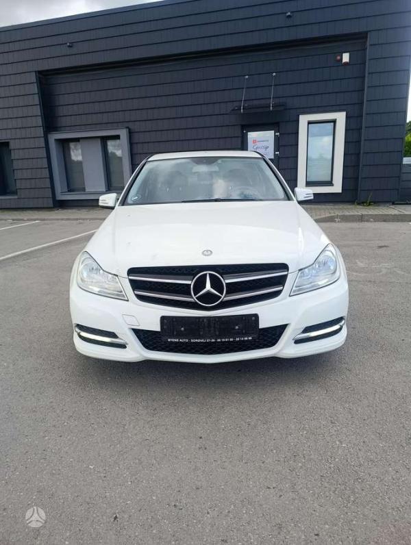 White Mercedes-Benz c-220 2012 in Kaunas, with an engine capacity of 2.14 L and mileage of 350 thousand km for 2750 €, photo 2 on AUTOMOTO.COM.LV