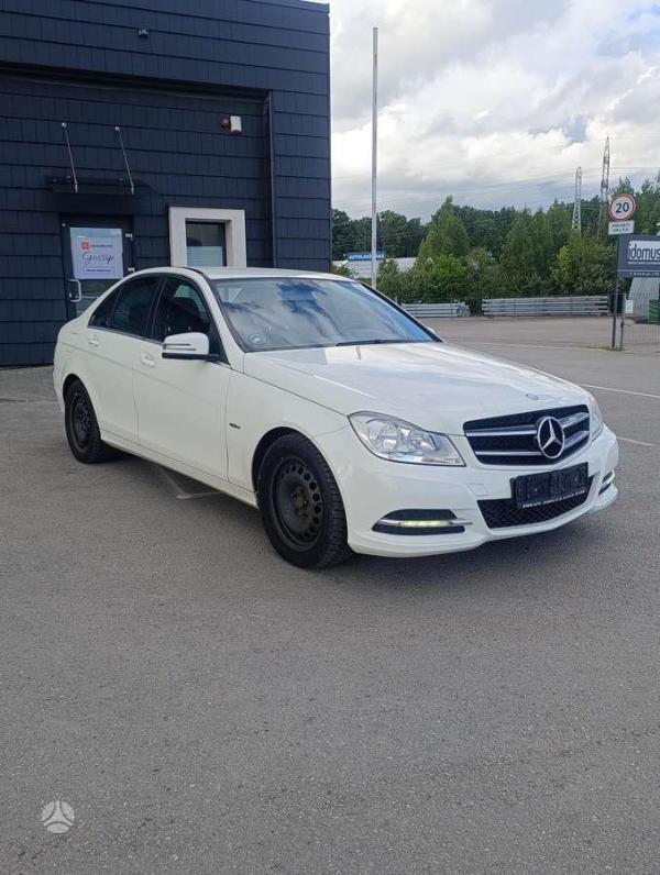 White Mercedes-Benz c-220 2012 in Kaunas, with an engine capacity of 2.14 L and mileage of 350 thousand km for 2750 €, photo 3 on AUTOMOTO.COM.LV