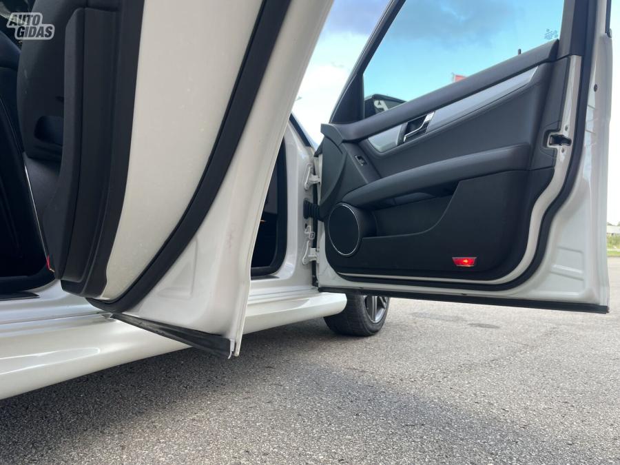 Balts Mercedes-Benz c-220 2008 Panevēža, ar dzinēja tilpumu 2.10 L un nobraukumu 356 tūkst. km par 6950 €, foto 21 vietnē AUTOMOTO.COM.LV