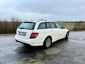 White Mercedes-Benz c-220 2009 in Riga, with an engine capacity of 2.20 L and mileage of 319 thousand km for 3900 €, photo 4 on AUTOMOTO.COM.LV
