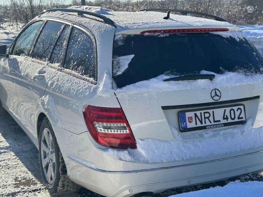White Mercedes-Benz c-220 2011 in Vilnius, with an engine capacity of 0.00 L and mileage of 300 thousand km for 6200 €, photo 12 on AUTOMOTO.COM.LV