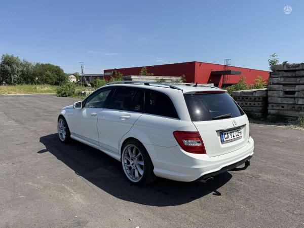 White Mercedes-Benz c-220 2012 in Kaunas, with an engine capacity of 0.00 L and mileage of 355 thousand km for 4850 €, photo 3 on AUTOMOTO.COM.LV