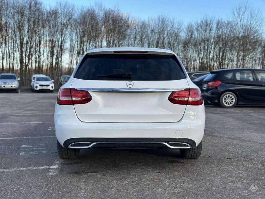 White Mercedes-Benz c-220 2017 in Vilnius, with an engine capacity of 2.14 L and mileage of 225 thousand km for 9200 €, photo 4 on AUTOMOTO.COM.LV