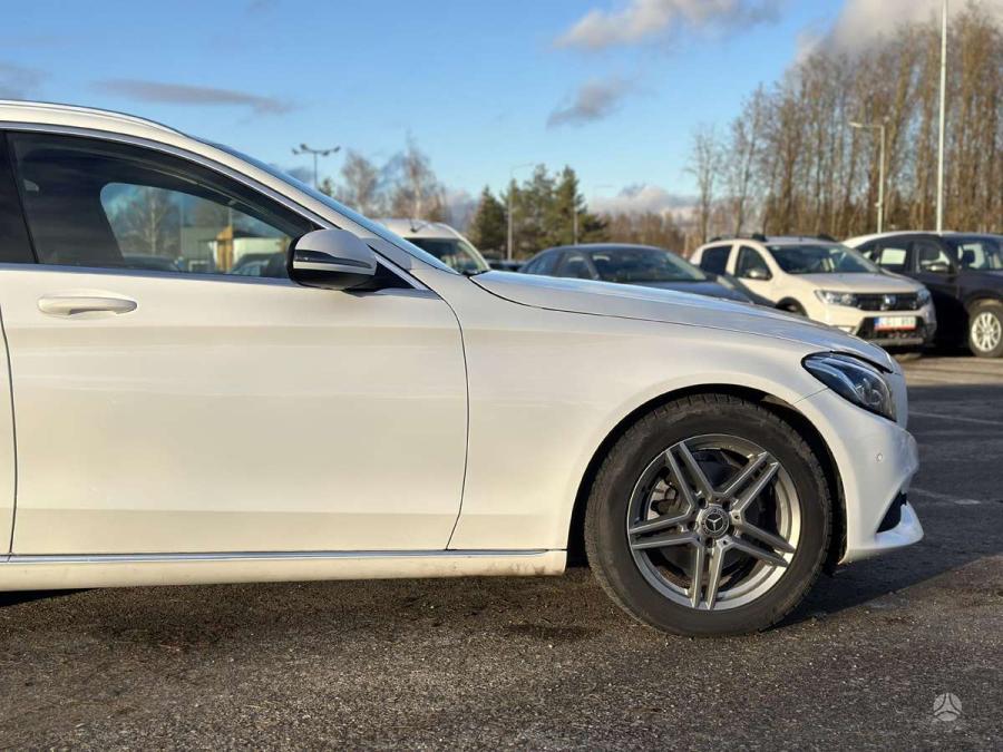 White Mercedes-Benz c-220 2017 in Vilnius, with an engine capacity of 2.14 L and mileage of 225 thousand km for 9200 €, photo 8 on AUTOMOTO.COM.LV