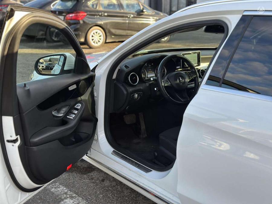 White Mercedes-Benz c-220 2017 in Vilnius, with an engine capacity of 2.14 L and mileage of 225 thousand km for 9200 €, photo 12 on AUTOMOTO.COM.LV