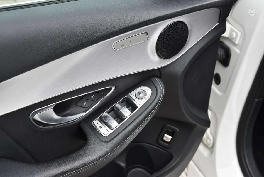 White Mercedes-Benz c-220 2019 in Vilnius, with an engine capacity of 1.95 L and mileage of 262 thousand km for 13000 €, photo 26 on AUTOMOTO.COM.LV