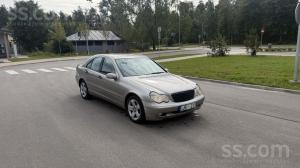 Желтый Мерседес Ц 220 2003 в Рига, объемом двигателя 2.20 л и пробегом 0 тыс. км за 1350 €, фото  на AUTOMOTO.COM.LV