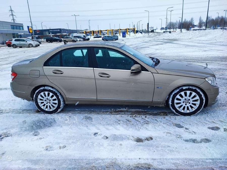 Yellow Mercedes-Benz c-220 2010 in Kaunas, with an engine capacity of 2.20 L and mileage of 310 thousand km for 3750 €, photo 2 on AUTOMOTO.COM.LV