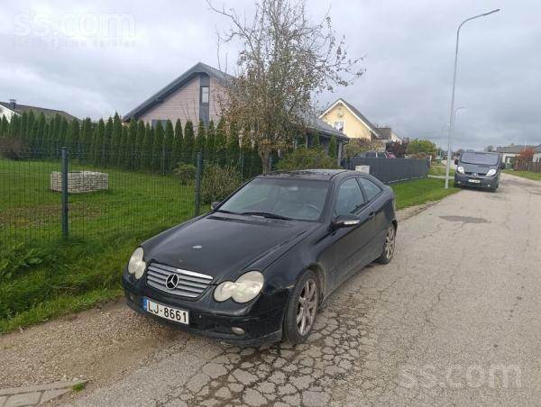 Black Mercedes-Benz c-230 2002 in Riga, with an engine capacity of 2.30 L and mileage of 353 thousand km for 1500 €, photo 1 on AUTOMOTO.COM.LV