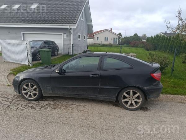 Black Mercedes-Benz c-230 2002 in Riga, with an engine capacity of 2.30 L and mileage of 353 thousand km for 1500 €, photo 3 on AUTOMOTO.COM.LV