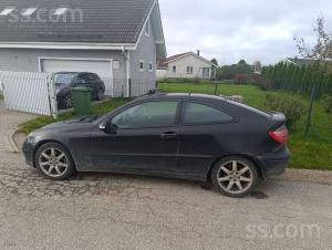 Black Mercedes-Benz c-230 2002 in Riga, with an engine capacity of 2.30 L and mileage of 353 thousand km for 1500 €, photo 3 on AUTOMOTO.COM.LV
