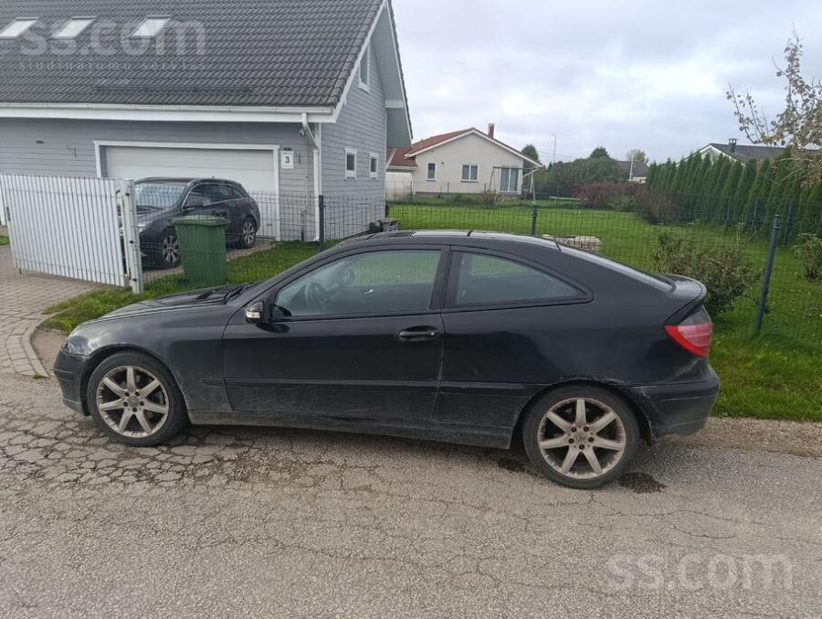 Black Mercedes-Benz c-230 2002 in Riga, with an engine capacity of 2.30 L and mileage of 353 thousand km for 1500 €, photo 3 on AUTOMOTO.COM.LV