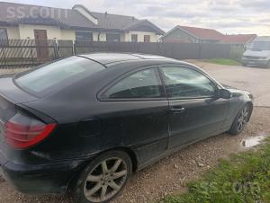 Black Mercedes-Benz c-230 2002 in Riga, with an engine capacity of 2.30 L and mileage of 353 thousand km for 1500 €, photo 4 on AUTOMOTO.COM.LV