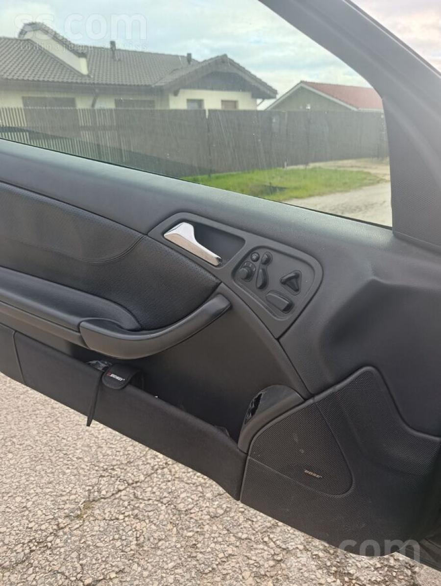 Black Mercedes-Benz c-230 2002 in Riga, with an engine capacity of 2.30 L and mileage of 353 thousand km for 1500 €, photo 6 on AUTOMOTO.COM.LV
