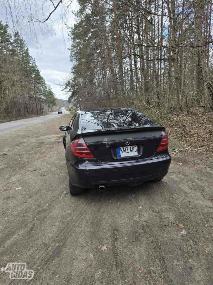 Черный Мерседес Ц 230 2005 в Вильнюс, объемом двигателя 2.30 л и пробегом 216 тыс. км за 1500 €, фото 4 на AUTOMOTO.COM.LV
