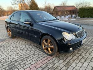 Melns Mercedes-Benz c-230 2004 Ogre, ar dzinēja tilpumu 1.80 L un nobraukumu 301 tūkst. km par 1900 €, foto  vietnē AUTOMOTO.COM.LV
